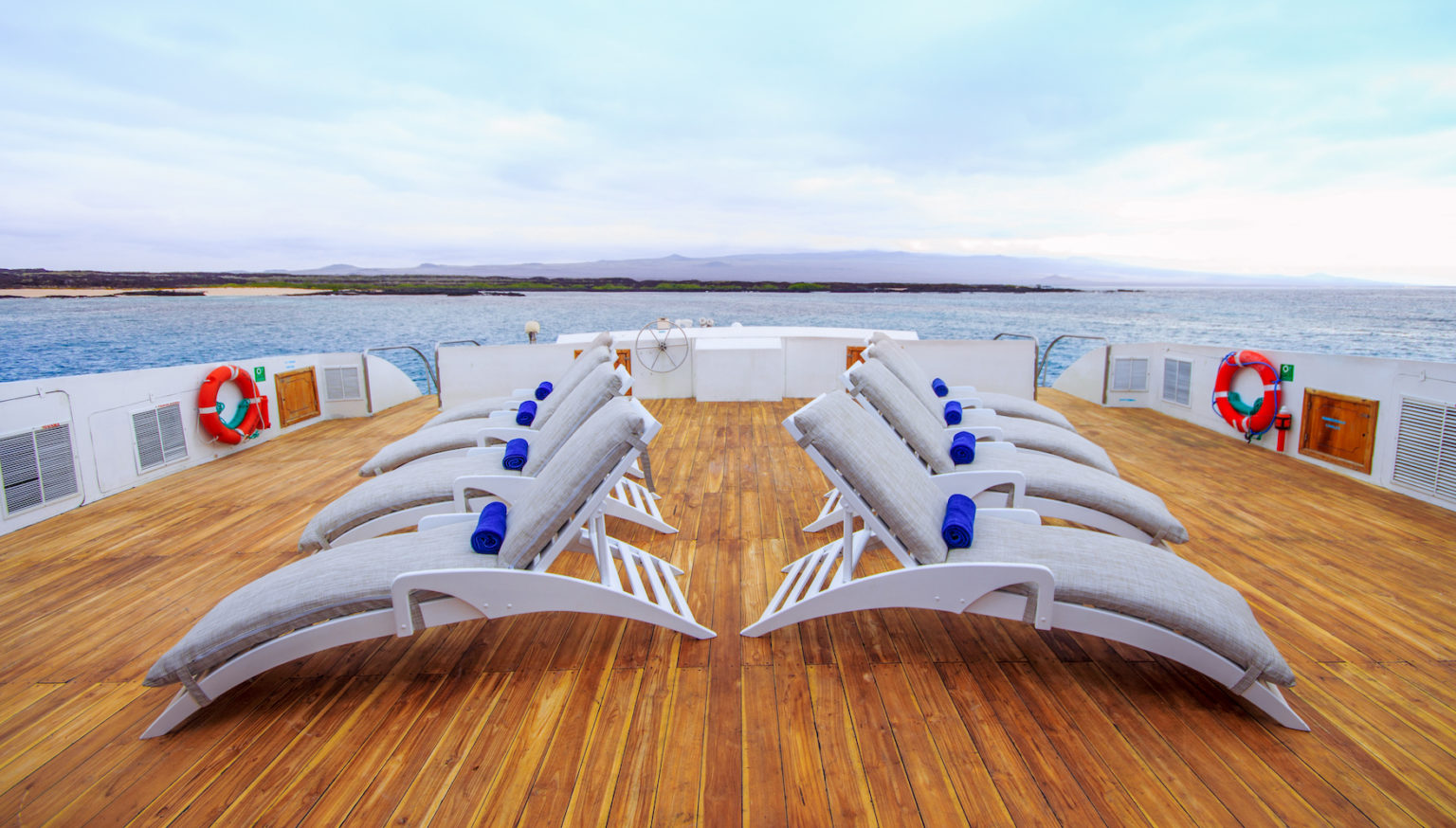 M/C Archipel I Catamaran – Barefoot Expeditions